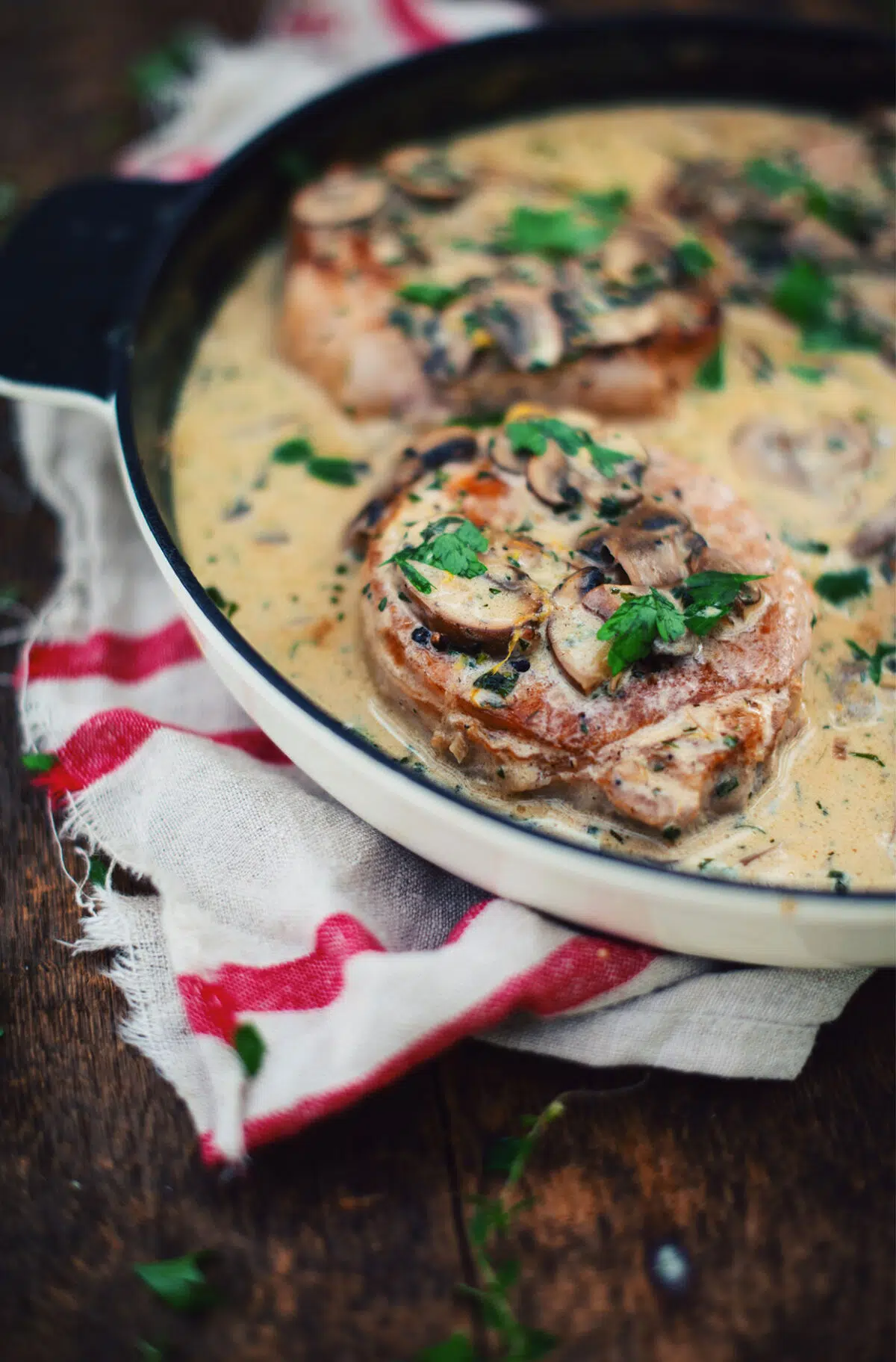 Côtelettes de porc avec sauce crémeuse aux champignons