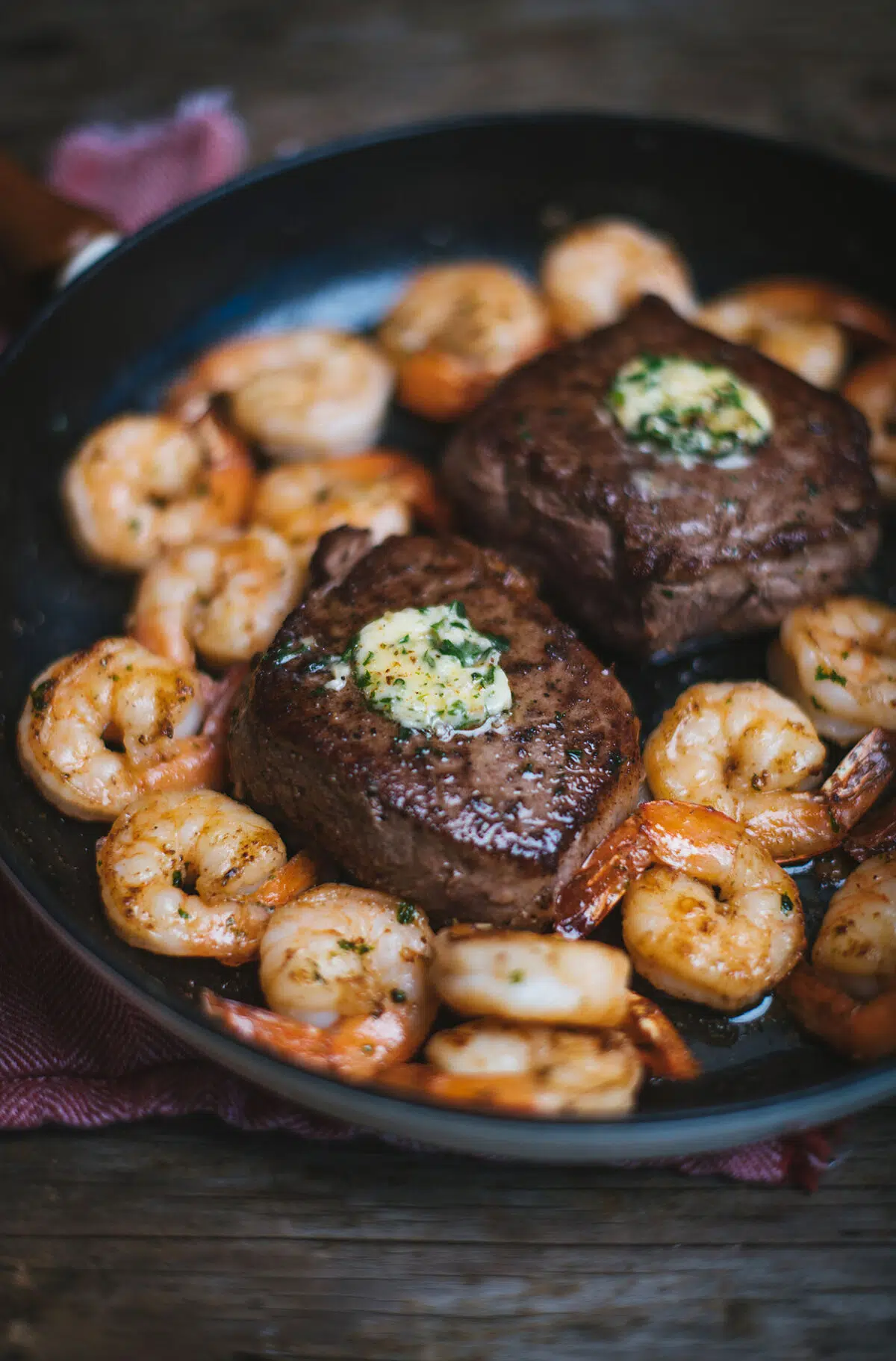 Manhattan striploin steak with shrimps and garlic butter