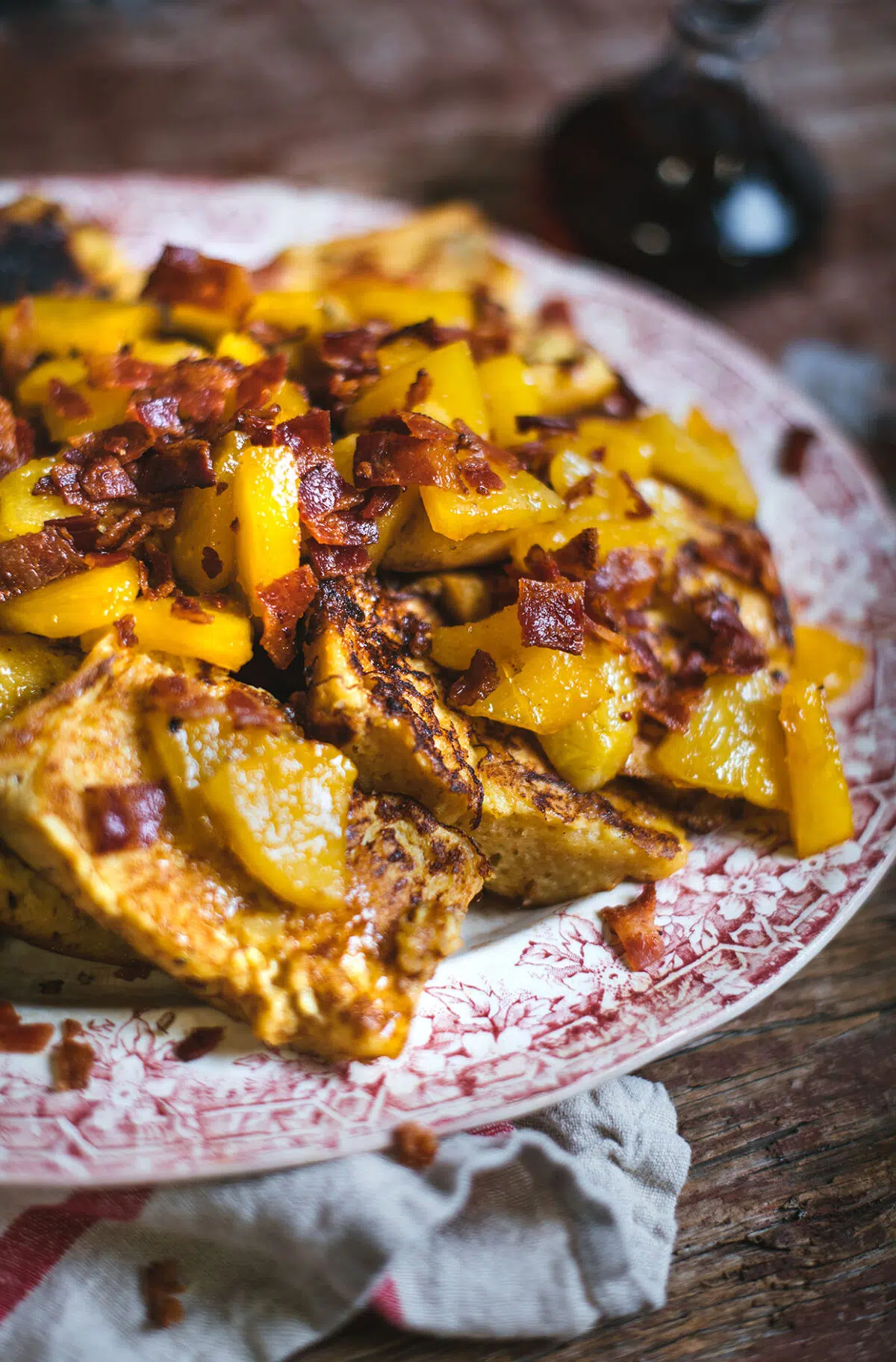 Pain doré avec ananas caramélisé et bacon à l'érable