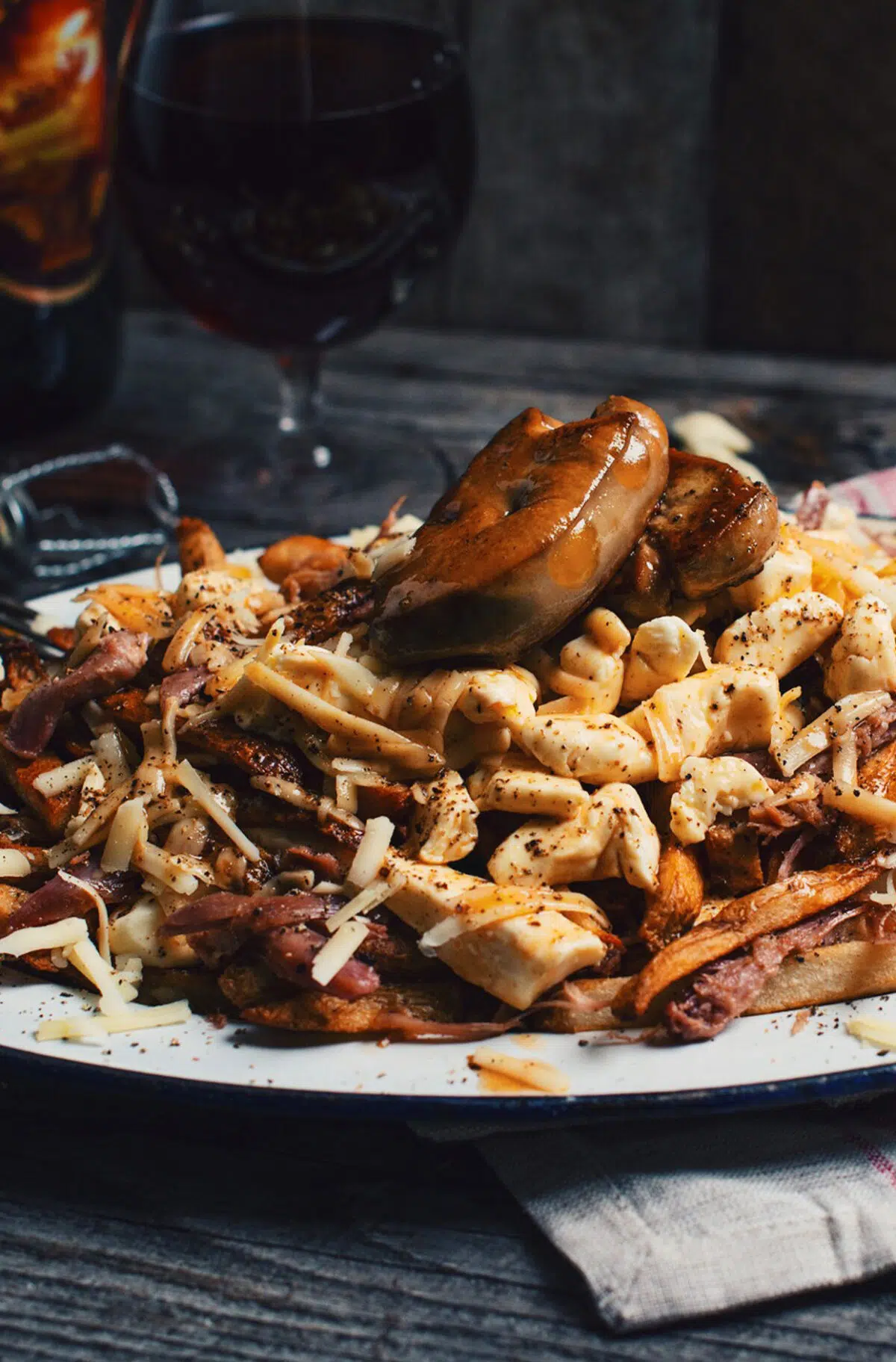 Poutine au canard confit, fromage Le Fêtard et sauce à la bière