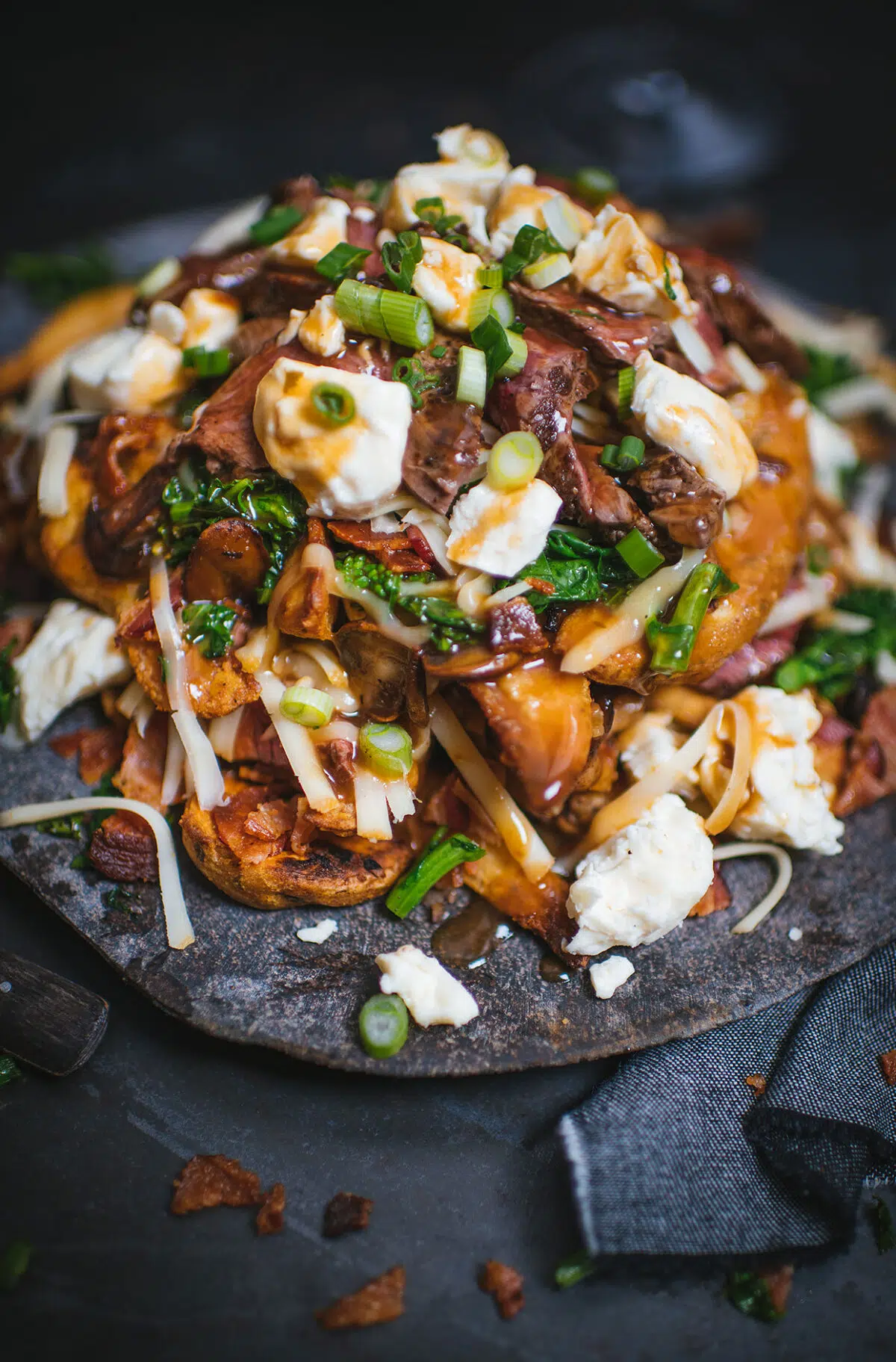 Poutine au filet mignon de cerf, rapinis et champignons sautés