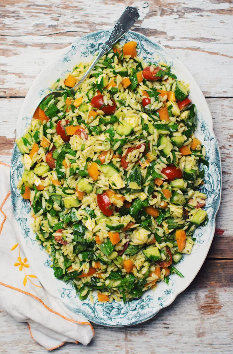 Salade d’orzo citronnée à la feta et pois chiches