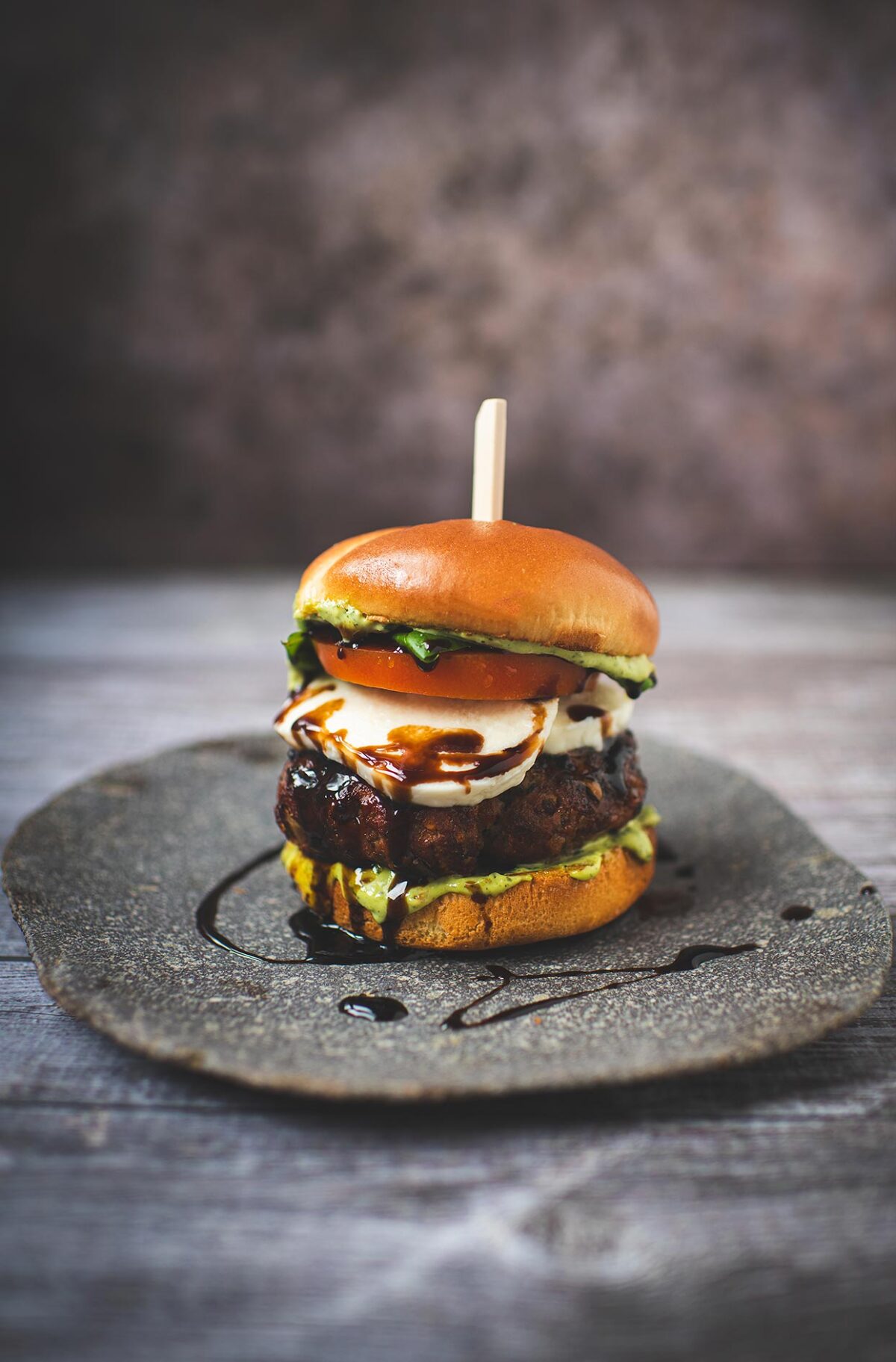 Burger Caprese avec mayo au pesto et basilic - Le Coup de Grâce