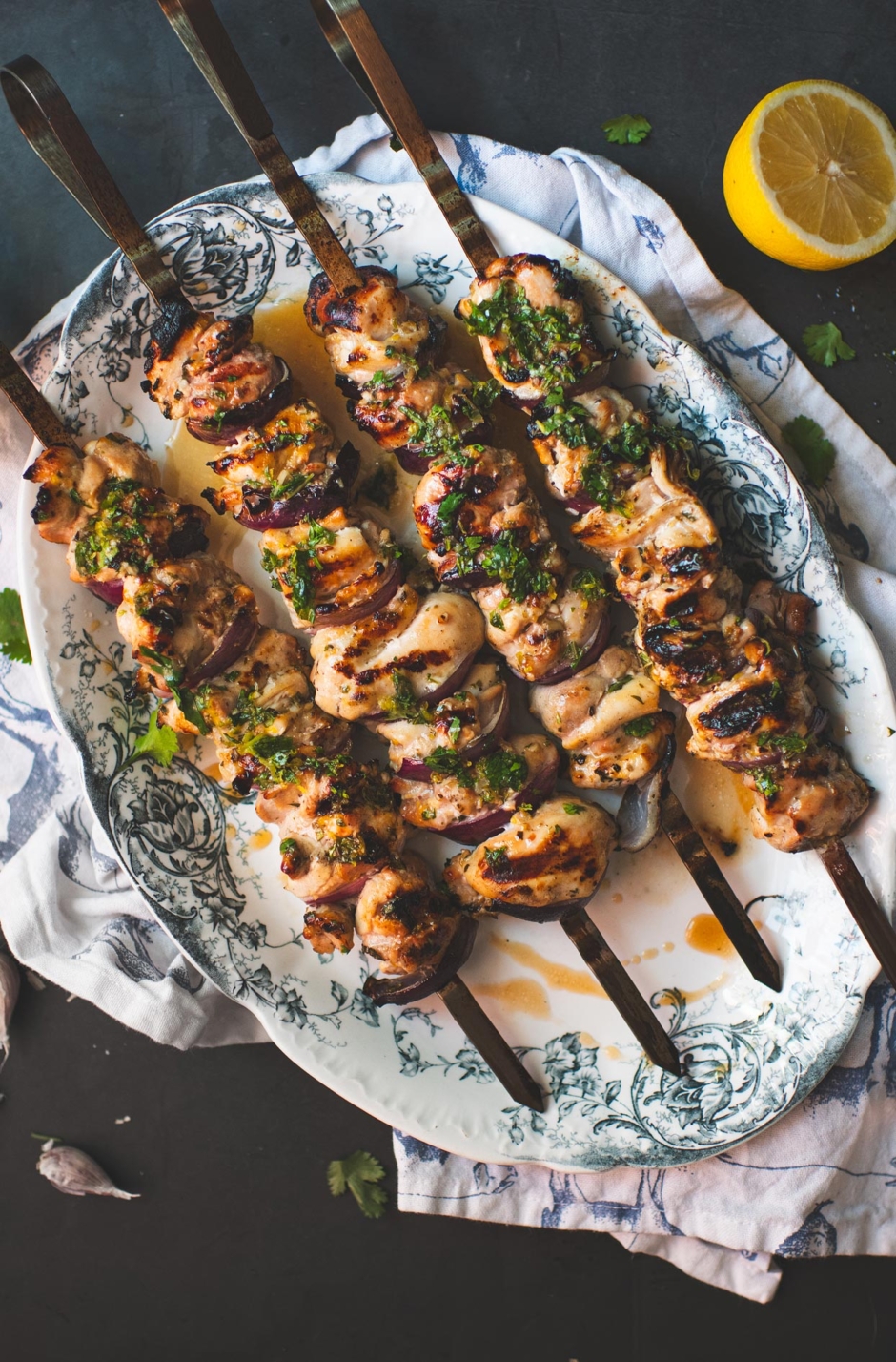 Brochettes de poulet au citron, à la bière et aux fines herbes - Le ...